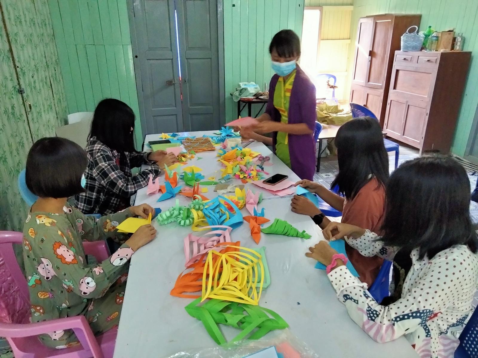 နတ်မောက်မြို့နယ်ရုံး ပြည်သူ့စာကြည့်တိုက်တွင် ရောင်စုံစက္ကူလေးများဖြင့
